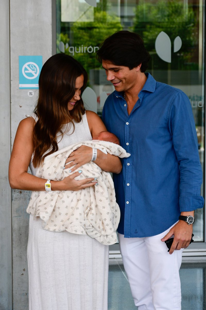 María Pombo y Pablo Castellano abandonan el hospital con su hija: "Vega ...
