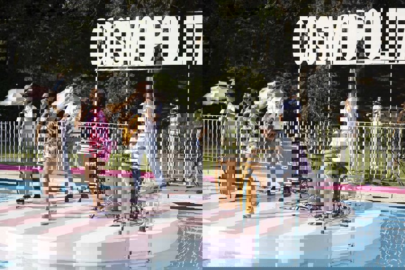 Nia inaugura el verano en la Cosmopolitan Pool Party con unas sandalias ...